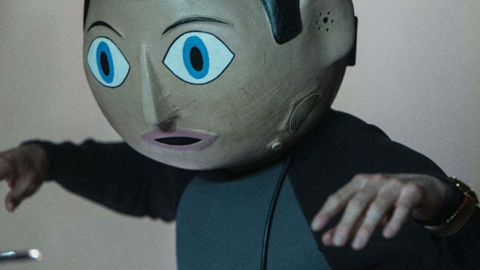 "Frank": Fassbender mit Papp-Kopf - stars24