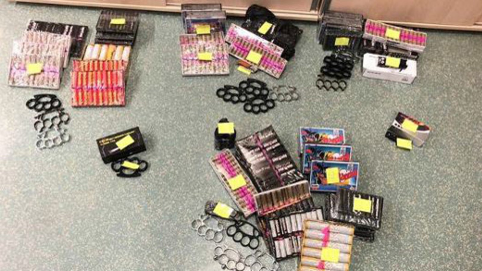 Jugendliche mit Pyrotechnik und Waffen unterwegs - oe24.at