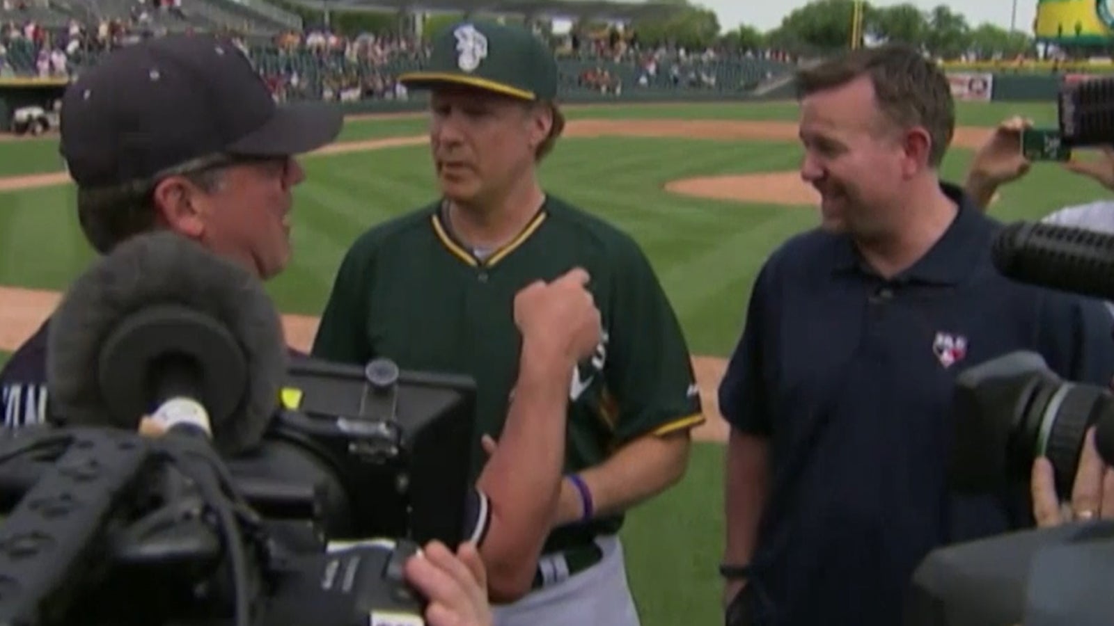 Will Ferrell spielt Baseball - oe24.tv