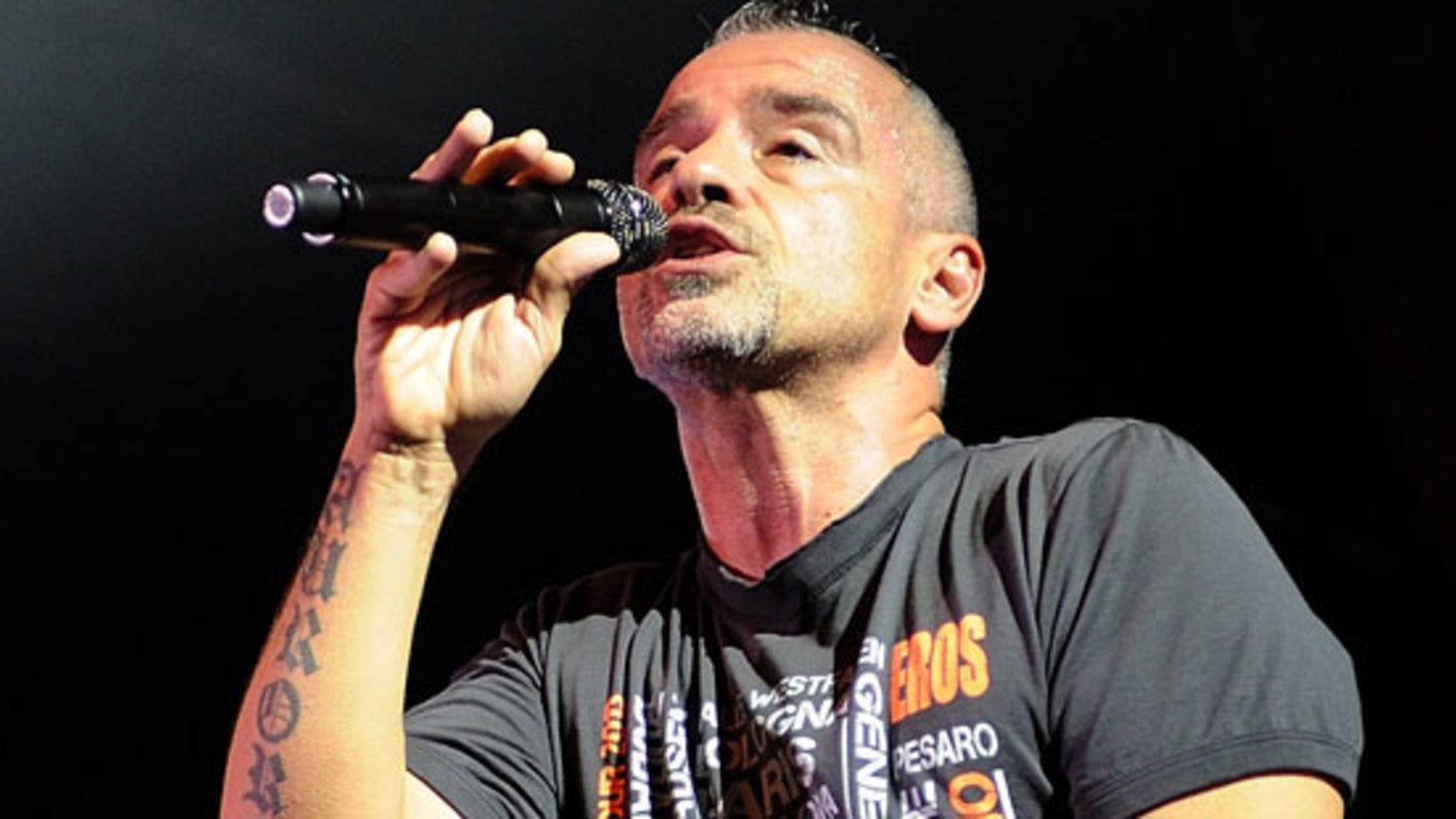 Eros Ramazzotti feiert 40 Jahre Karriere mit neuem Album - stars24
