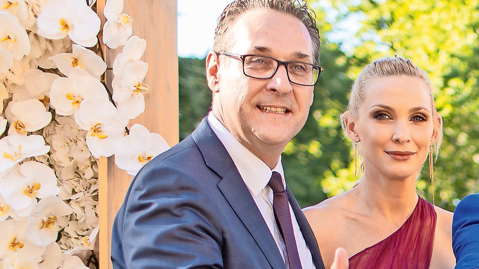 Strache und Philippa strahlen bei Hochzeit - stars24