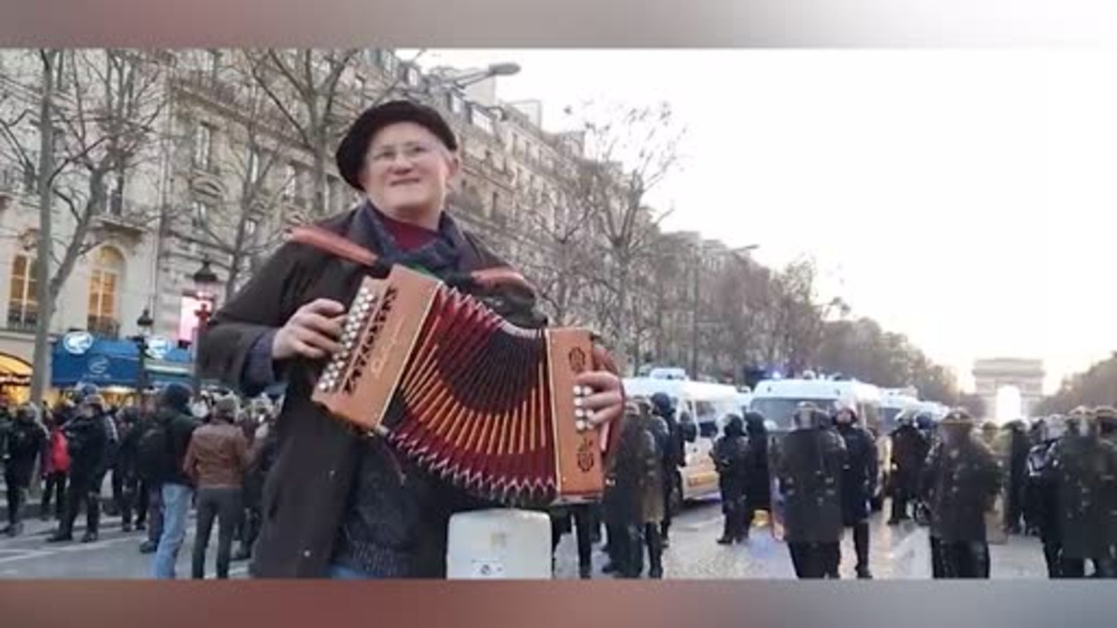 Paris: Musiker spielt mutig weiter während Polizeieinsatz - oe24.tv