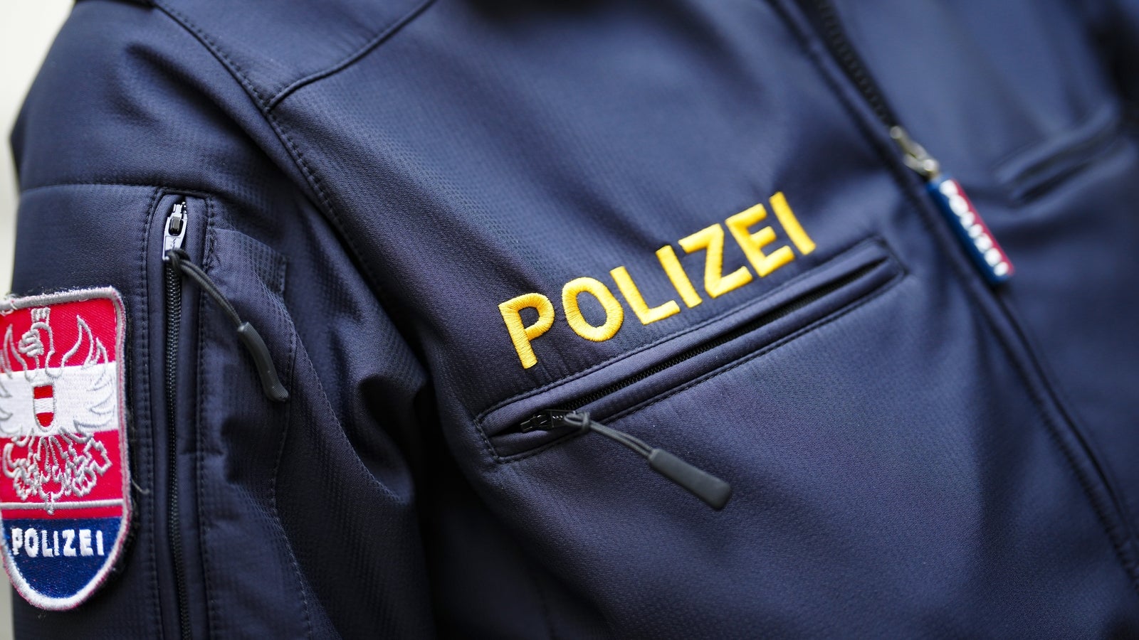 Handy-Teenie (16) narrte mit Anrufen Polizei - oe24.at