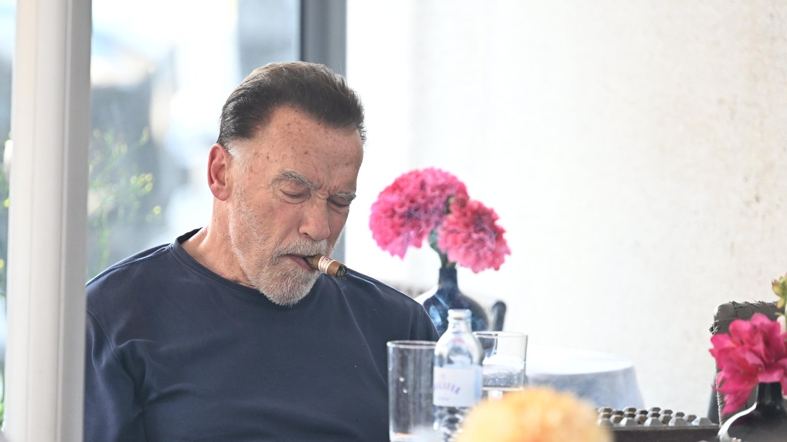 Arnie relaxed im Wiener Schanigarten - oe24.at