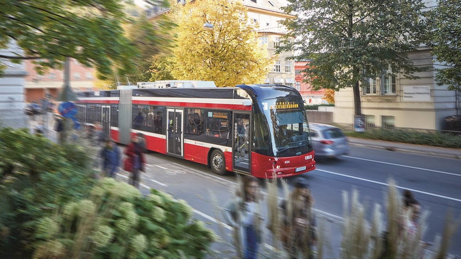 Beim Einsteigen ausgerutscht: Salzburgerin von Bus überrollt - oe24.at