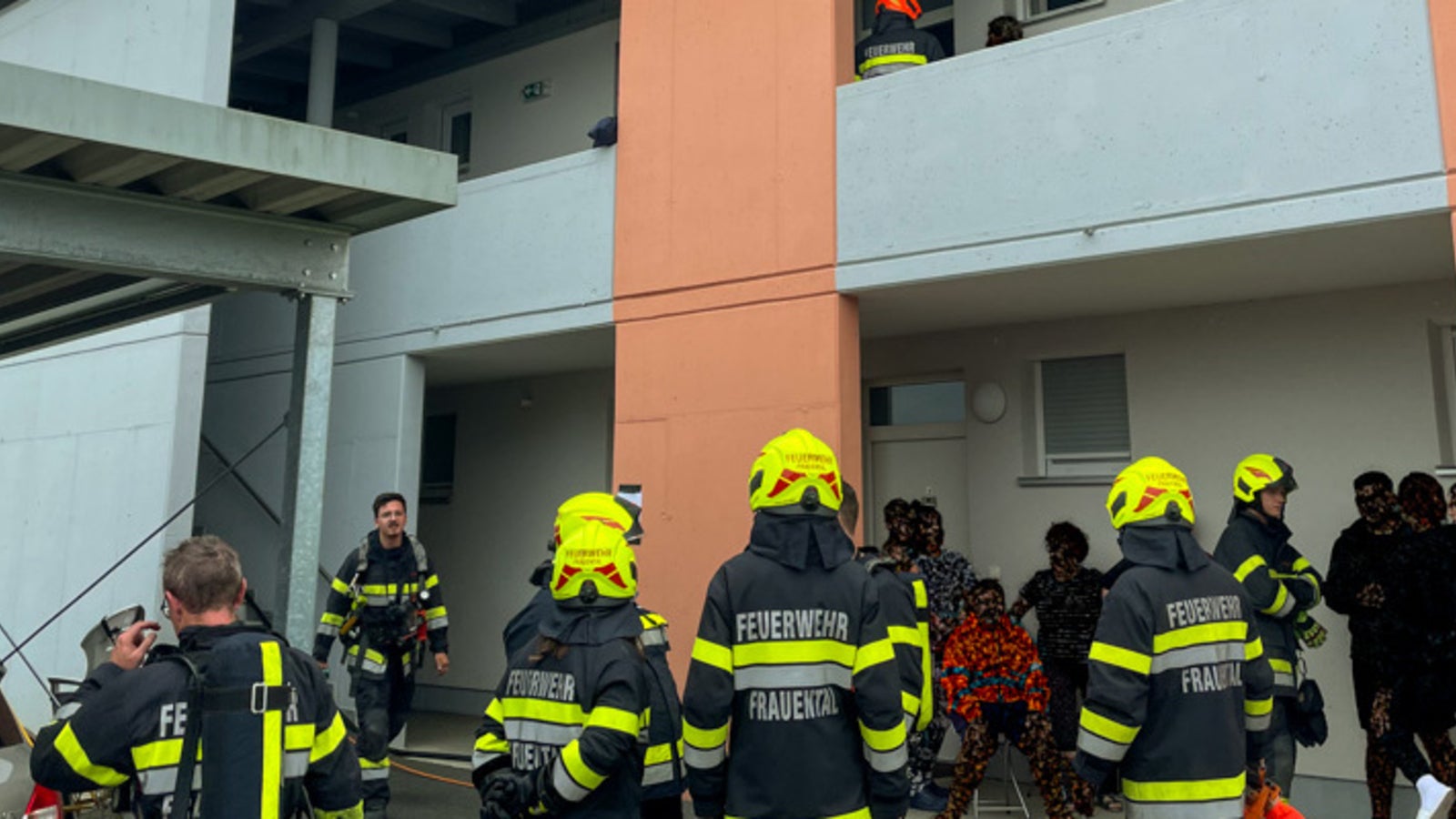 Nachbarn retteten Steirerin aus brennender Wohnung - oe24.at