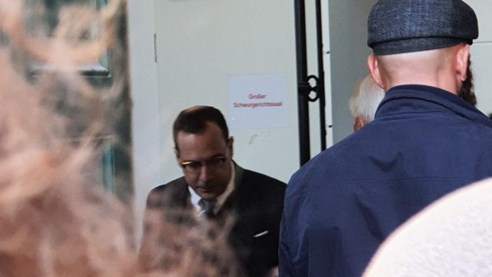 Teichtmeister wird von Bodyguards bewacht - oe24.at