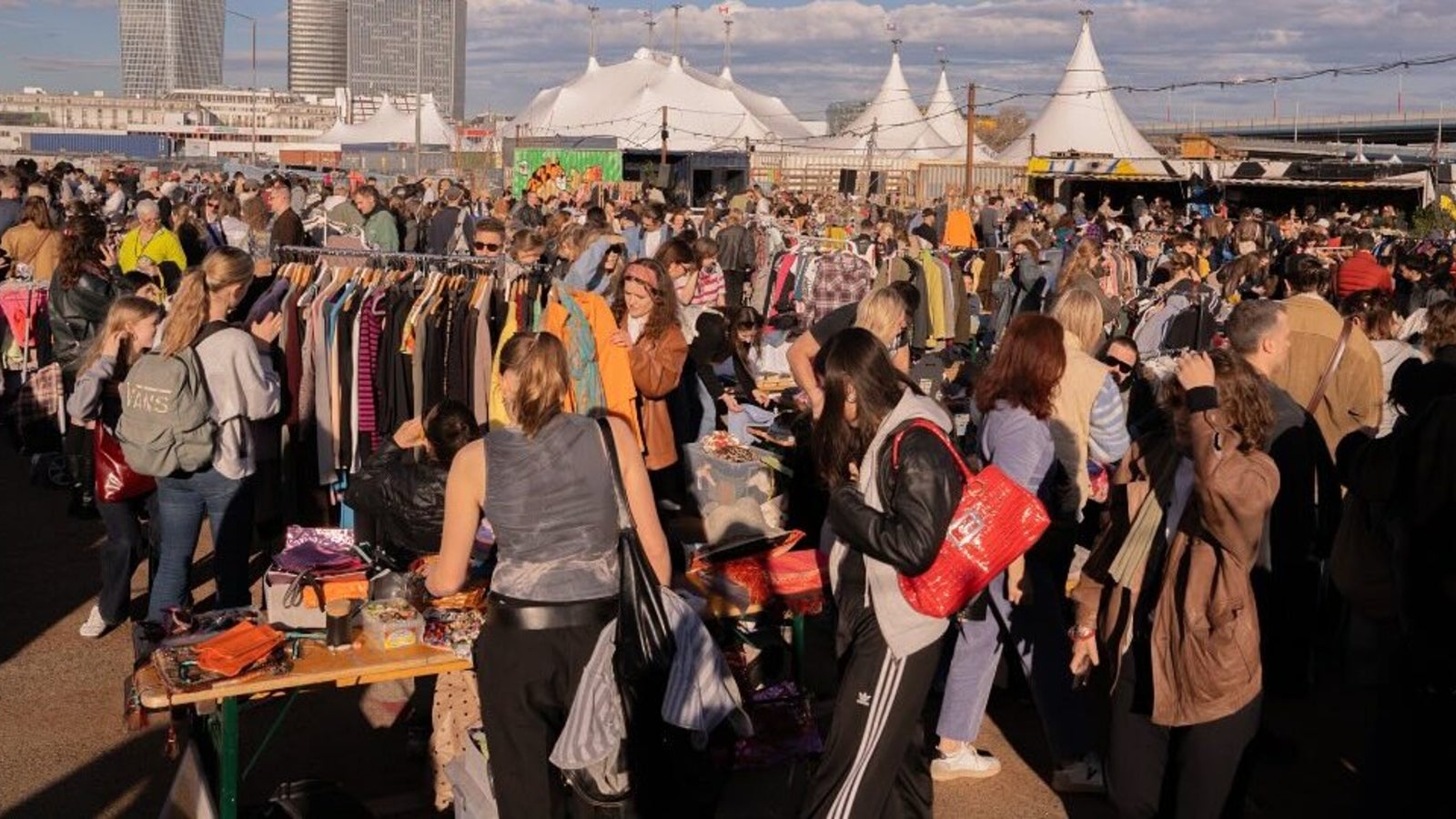 Wegen Arena-Bau: Flohmarkt-Initiative zieht in die "Lügner City" - oe24.at