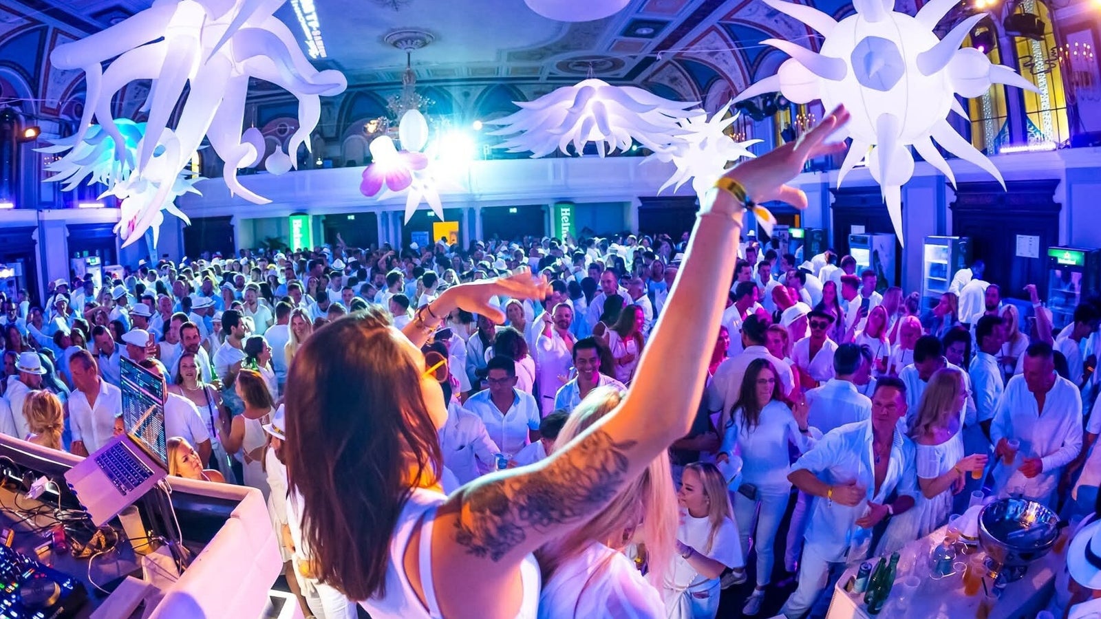 Baden wird zur vibrierenden Party-Metropole in Weiß - oe24.at