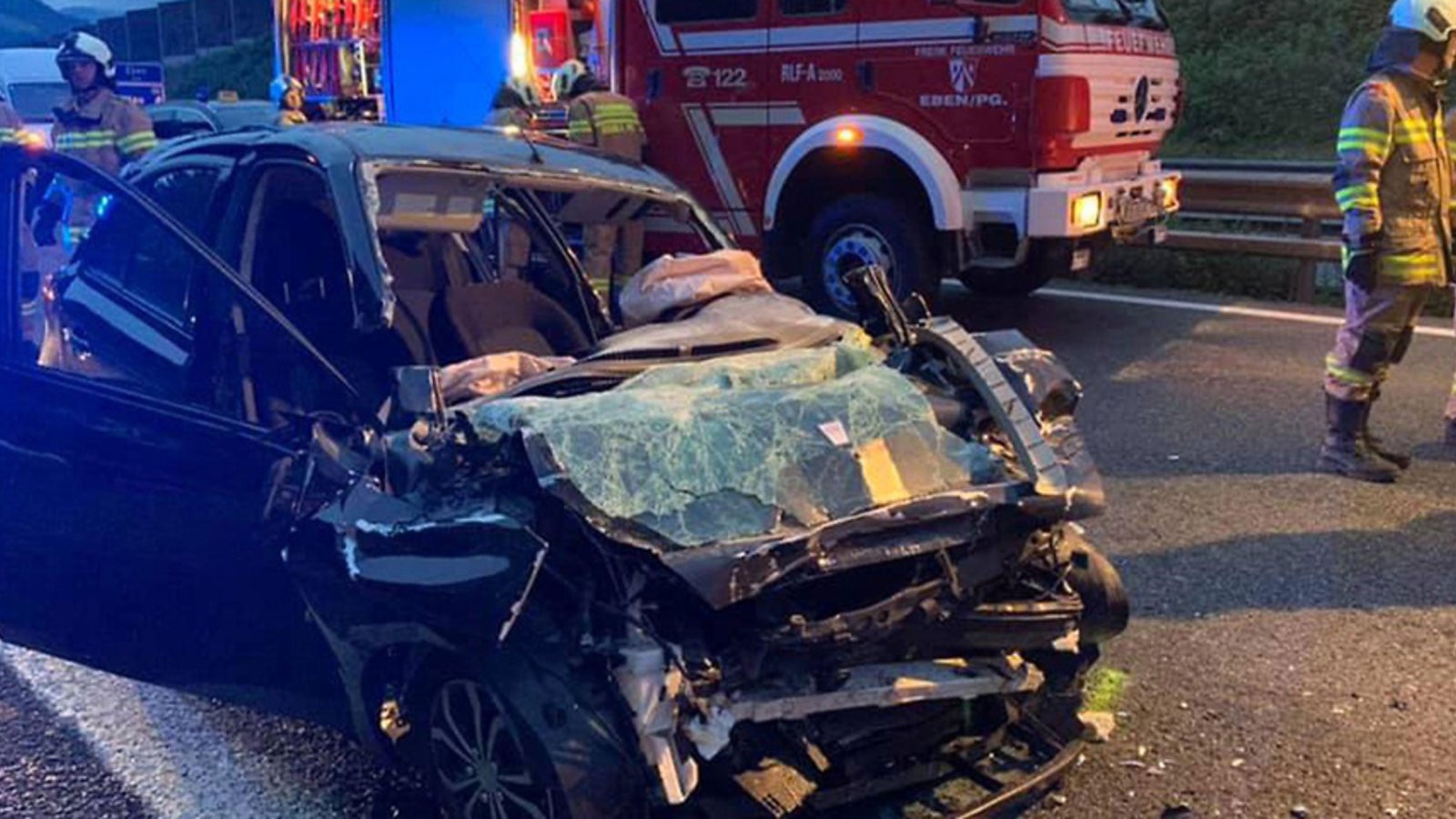 Lenkerin nach Crash im Fahrzeug eingeklemmt - oe24.at