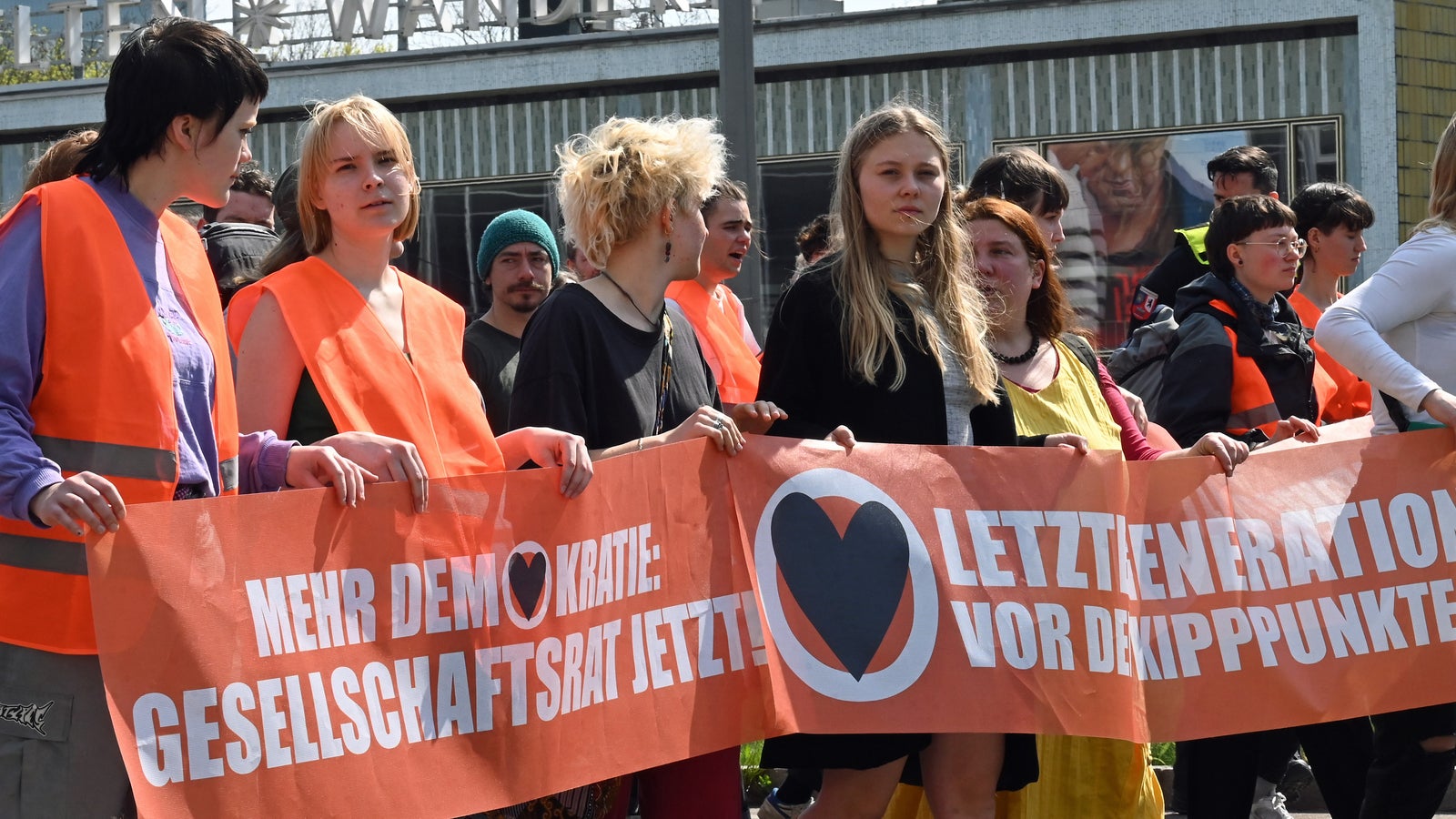Razzien gegen ''Letzte Generation'' in Deutschland - oe24.at