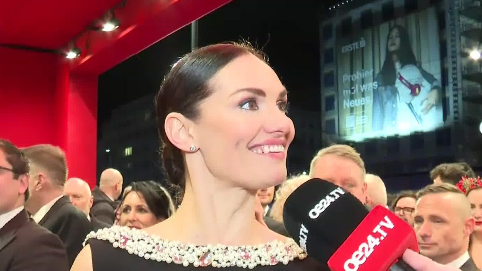 Tanja Duhovich freut sich am meisten auf Sharon Stone | Red Carpet ...