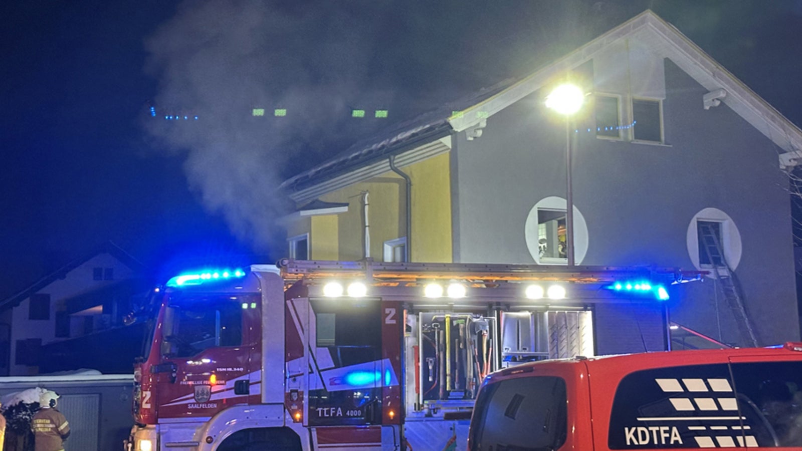 Familie aus brennendem Haus gerettet - oe24.at