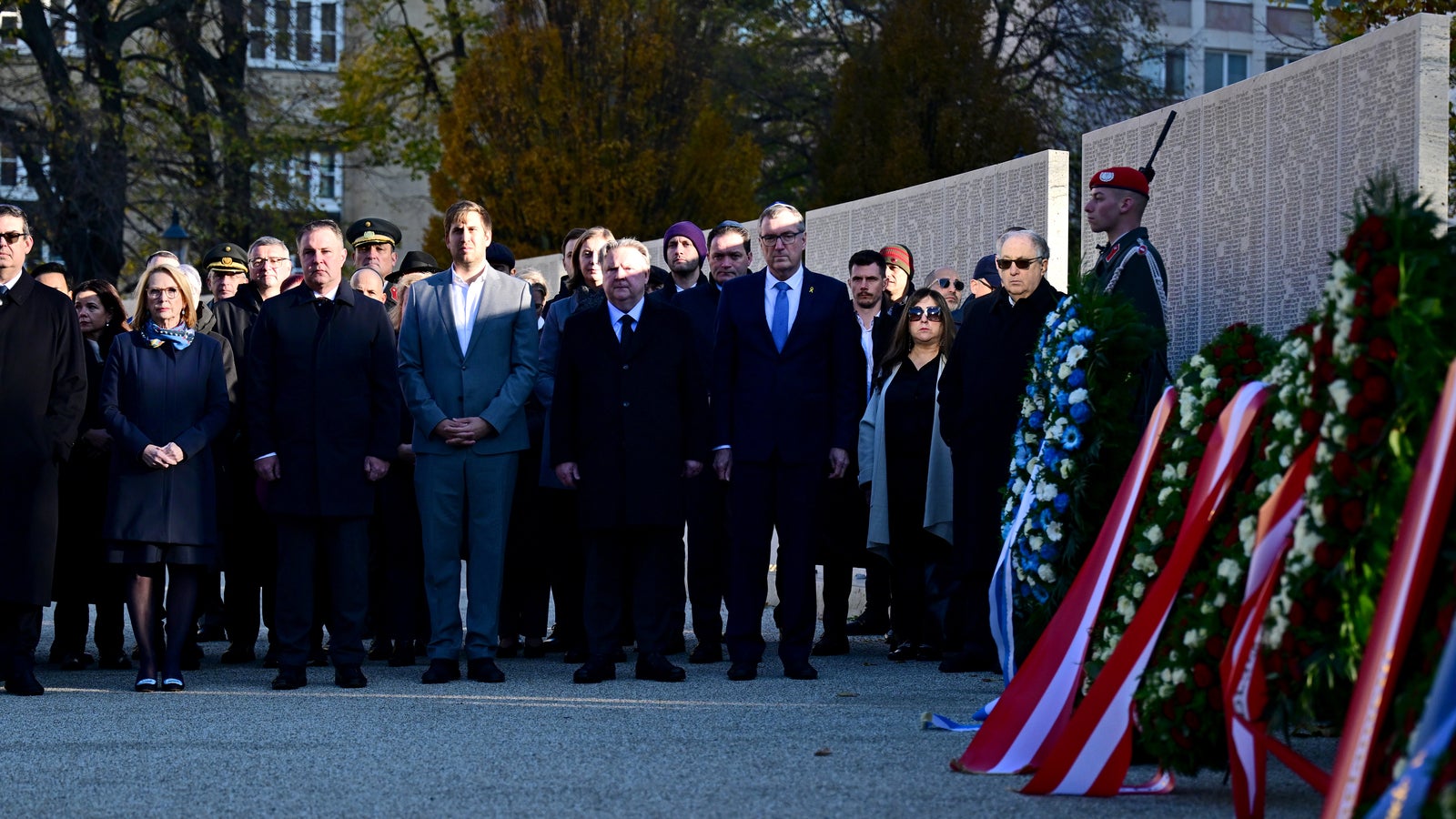 Novemberpogrome: Offizielles Gedenken an der Namensmauer - Politik-Live