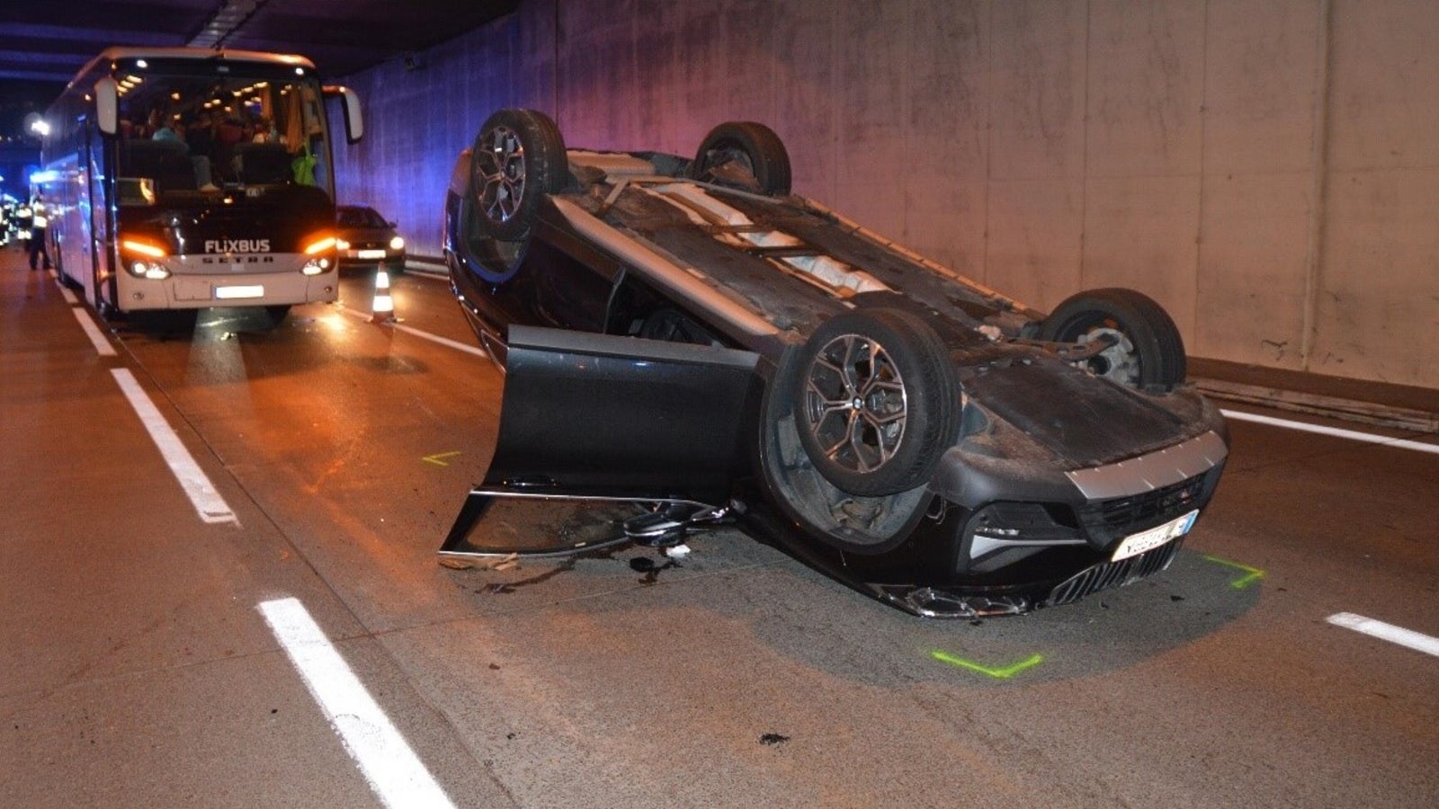Mit über 200 km/h und ohne Führerschein: Raser-Crash auf A23 - oe24.at