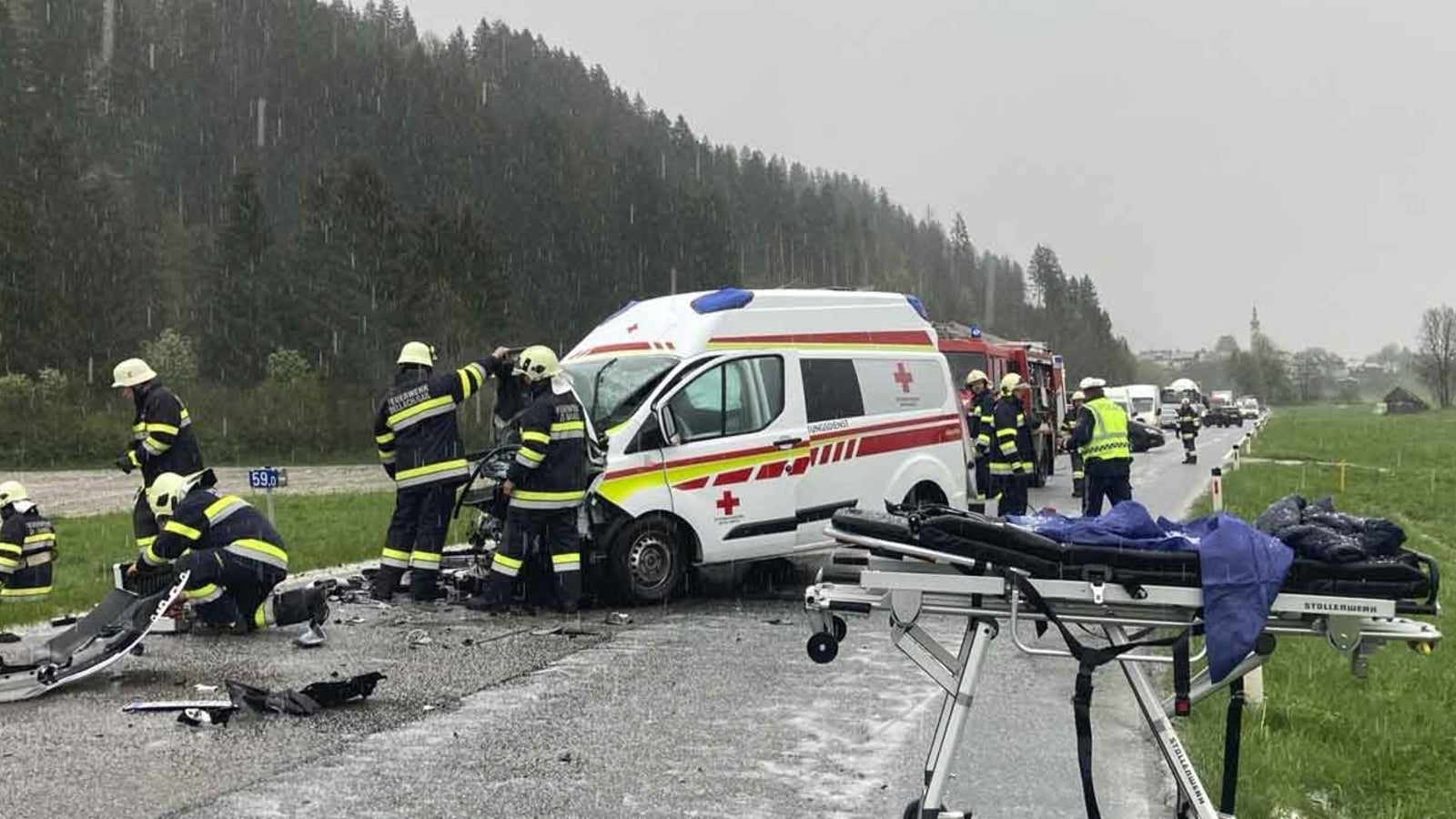 Vier Verletzte bei Unfall mit Rettungsauto - oe24.at