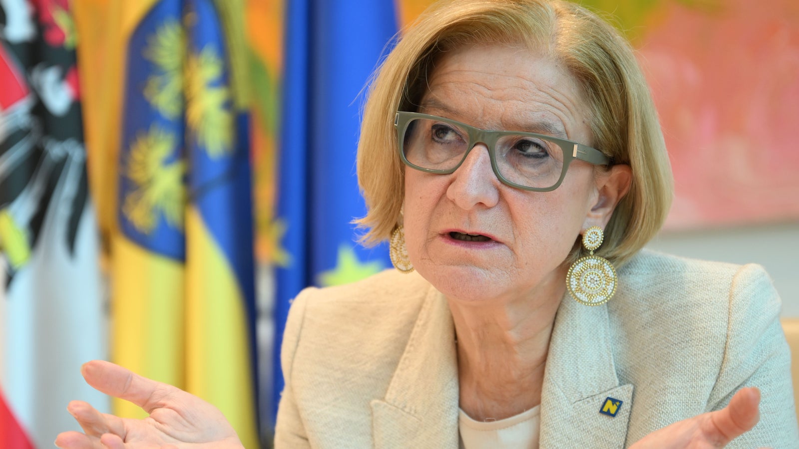 Mikl-Leitner: "Wir müssen den Gürtel enger schnallen" - Politik-Live