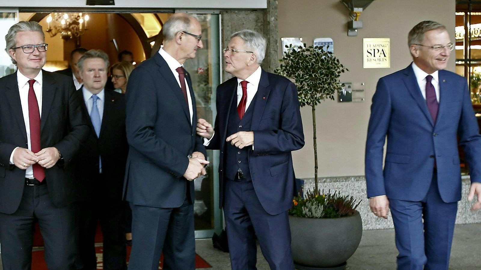 Immer mehr Länder fordern schärfere Flüchtlingsregeln - Politik-Live