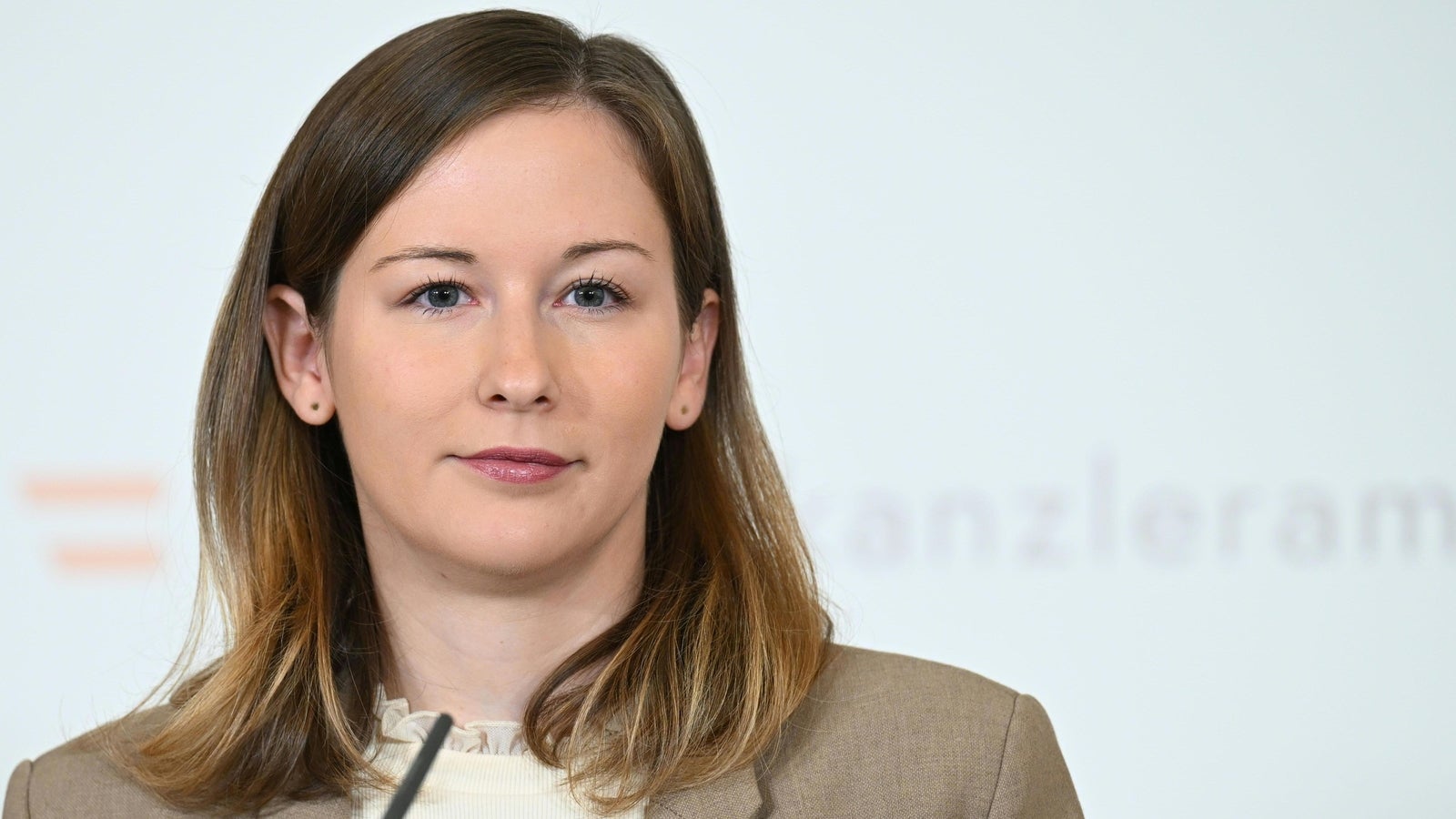 Kopftuch-Verbot: Plakolm will Beschluss im Dezember - Politik-Live