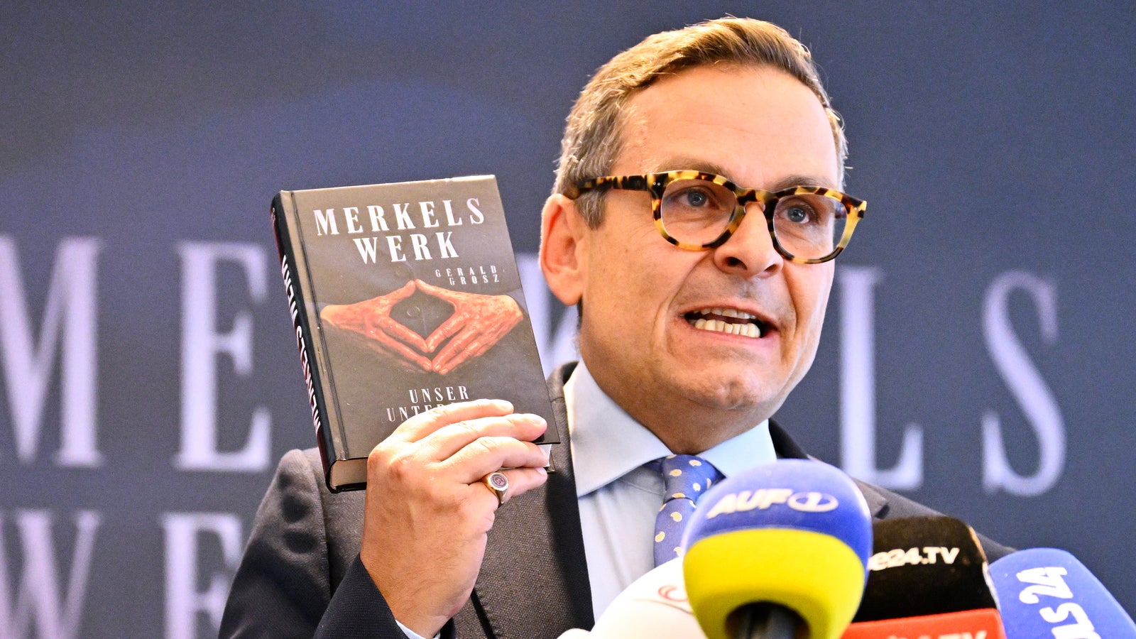 "Merkels Werk" – Grosz landet Erfolg - Politik-Live