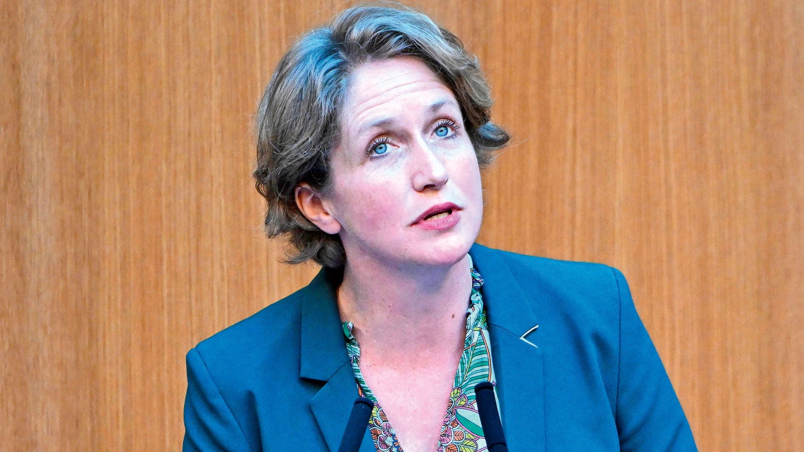 Paukenschlag: NEOS-Abgeordnete Krisper legt Mandat zurück - Politik-Live