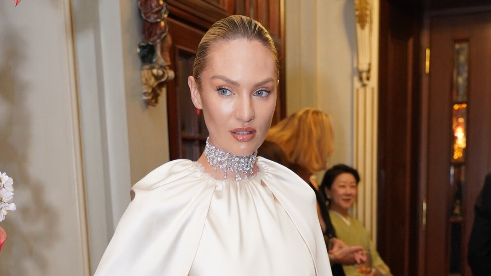 Opernball-Fauxpas: Candice Swanepoel in Weiß - stars24