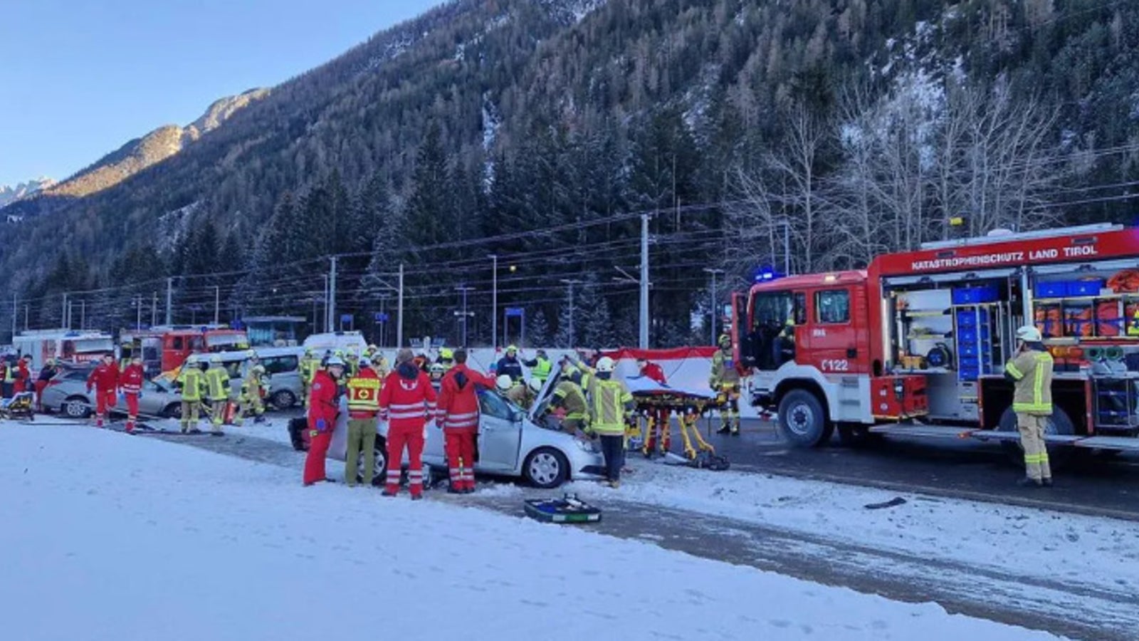 Heftiger Frontal-Crash mit zehn Verletzten, davon drei Kinder - oe24.at