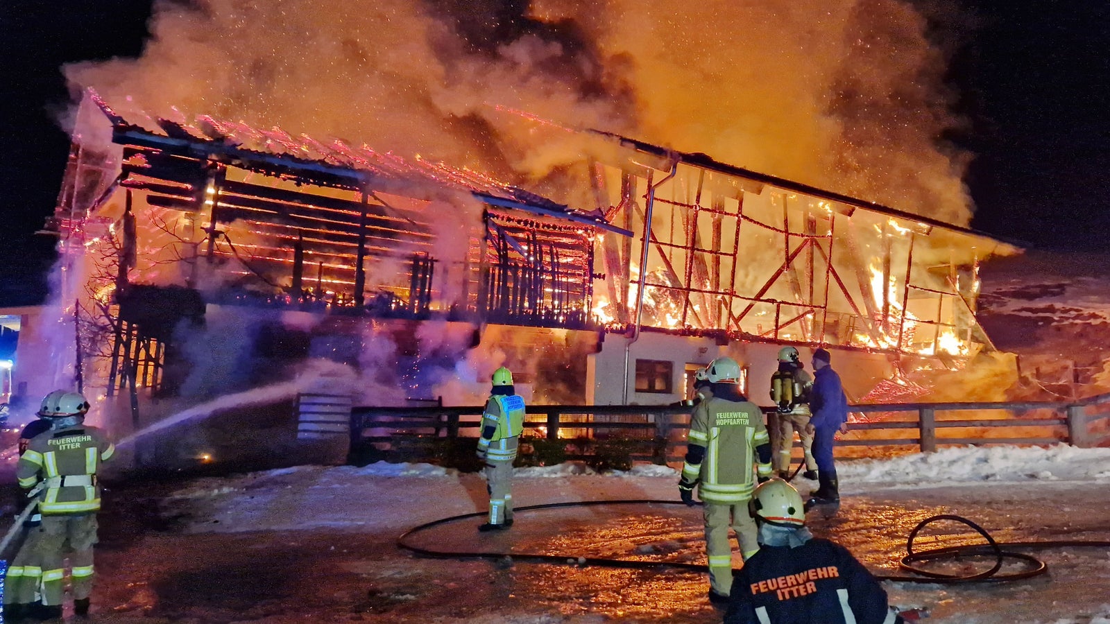 Stall komplett niedergebrannt: Kuh tot - oe24.at