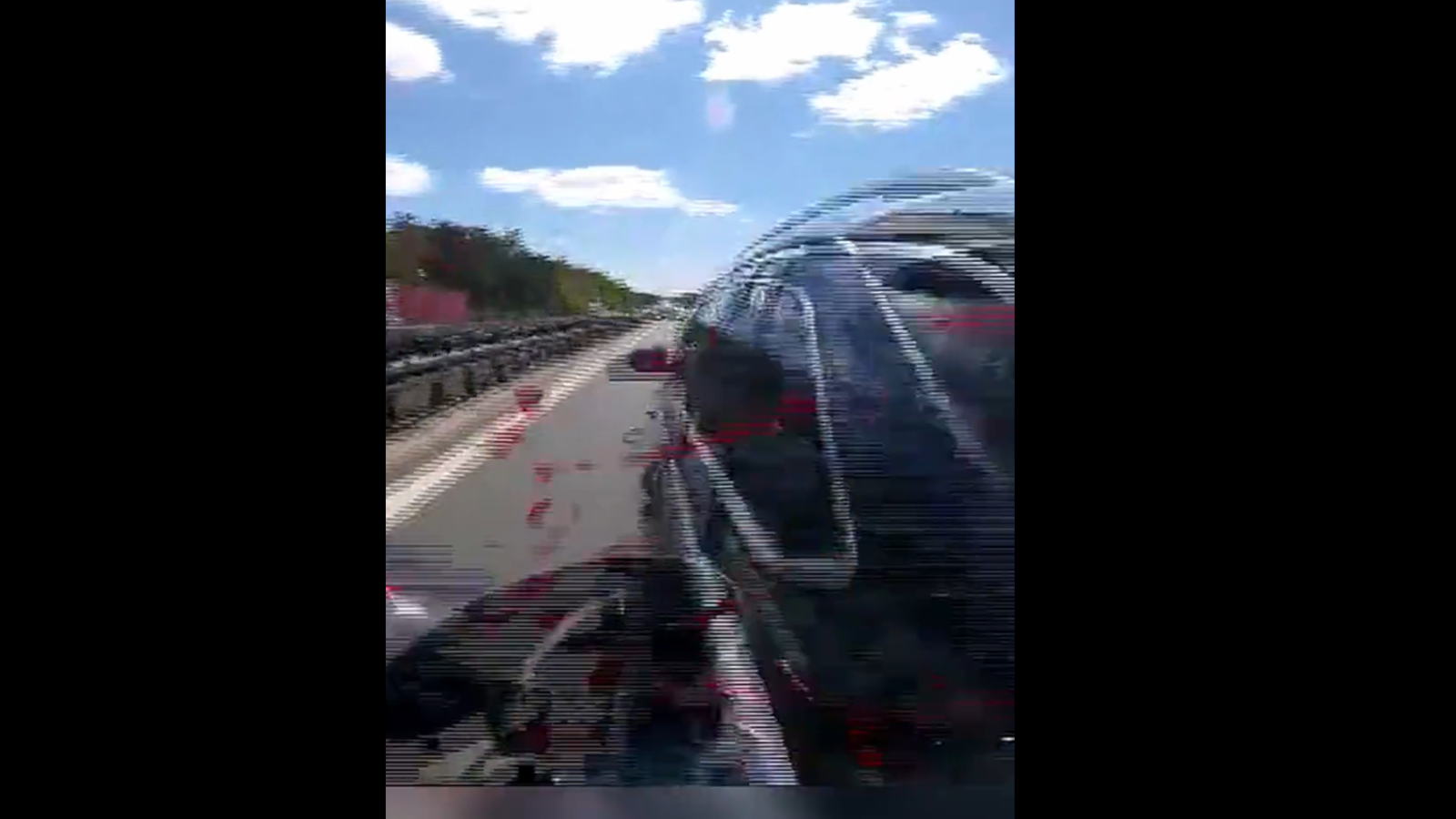 Bei 300 km/h: Horror-Crash auf Autobahn schockiert - oe24.at