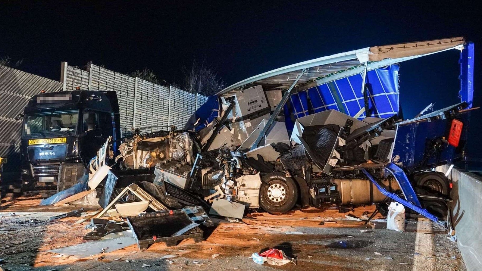 Horror-Crash gegen Windrad-Transporter auf A1 - Ursache steht fest - oe24.at