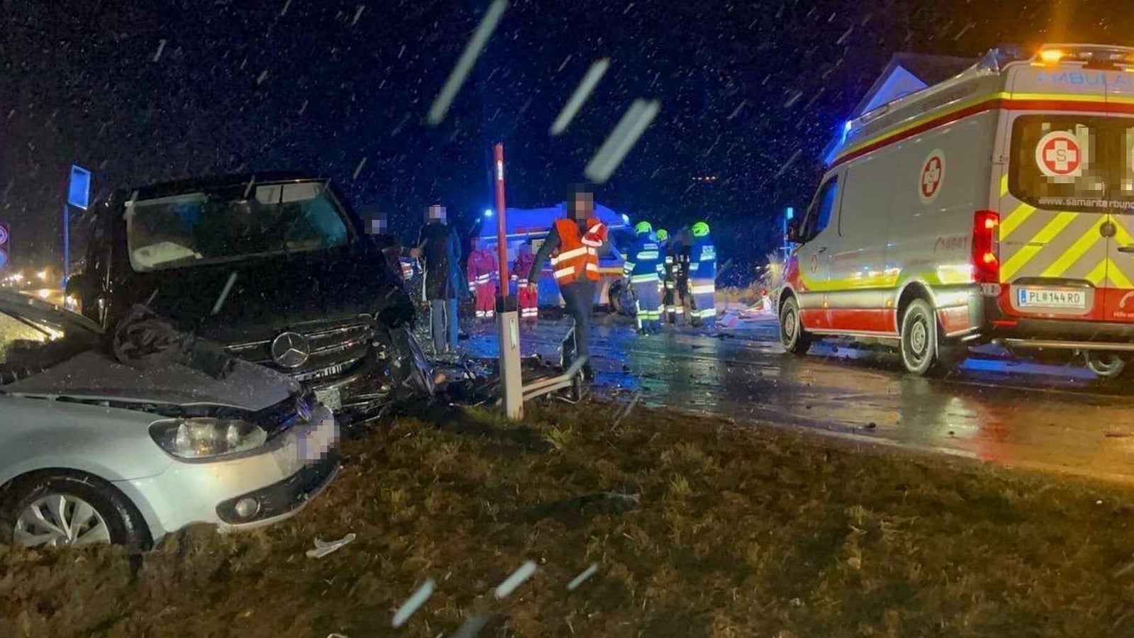 Schwerer Unfall mit drei Fahrzeugen: Insassen schwer verletzt - oe24.at