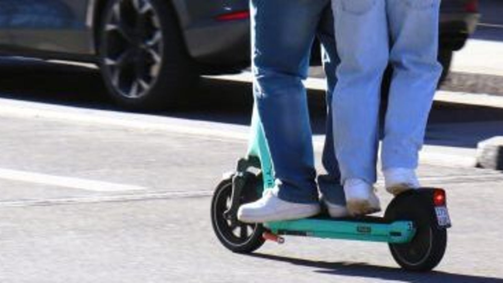 Teenie auf E-Scooter in Wiener Park in Rücken gestochen! - oe24.at