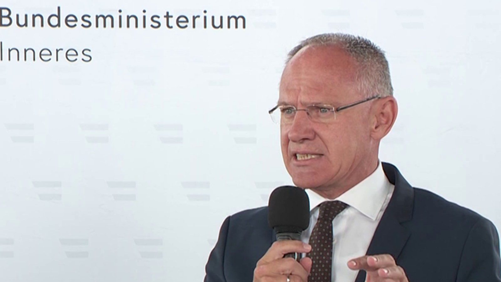 Karner: Familiennachzug-Stopp gilt „Sicherlich für ein Jahr“ - oe24.tv