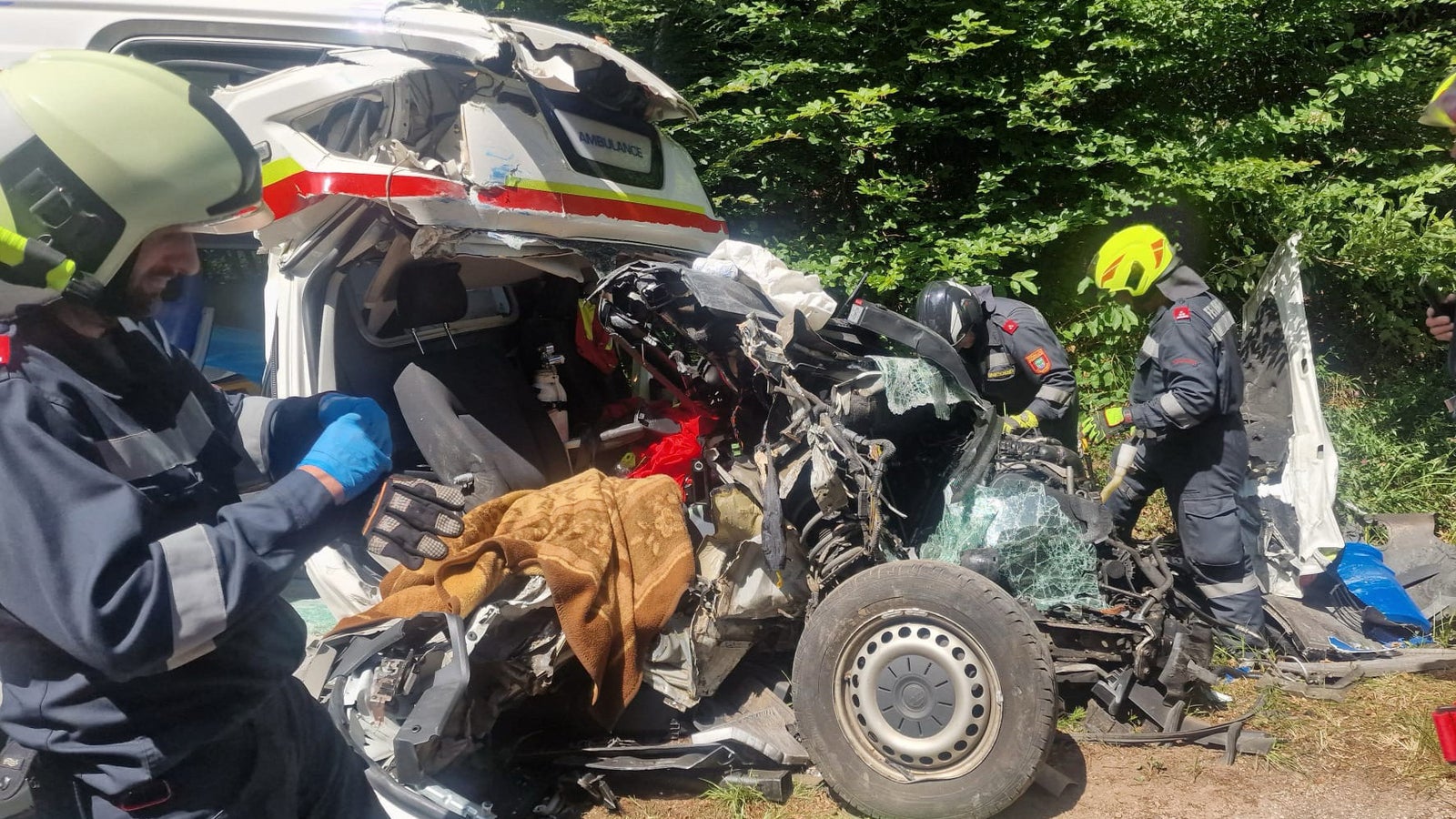 Horror-Crash: Rettungsauto kollidiert mit Lkw - oe24.at