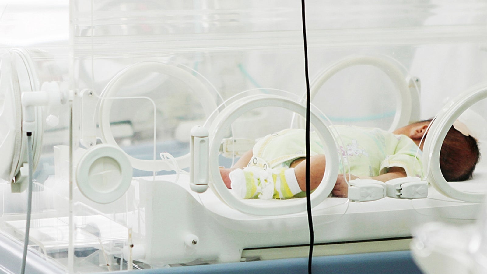 Baby ringt mit dem Tod - so belastet Mutter den Prügel-Vater - oe24.at