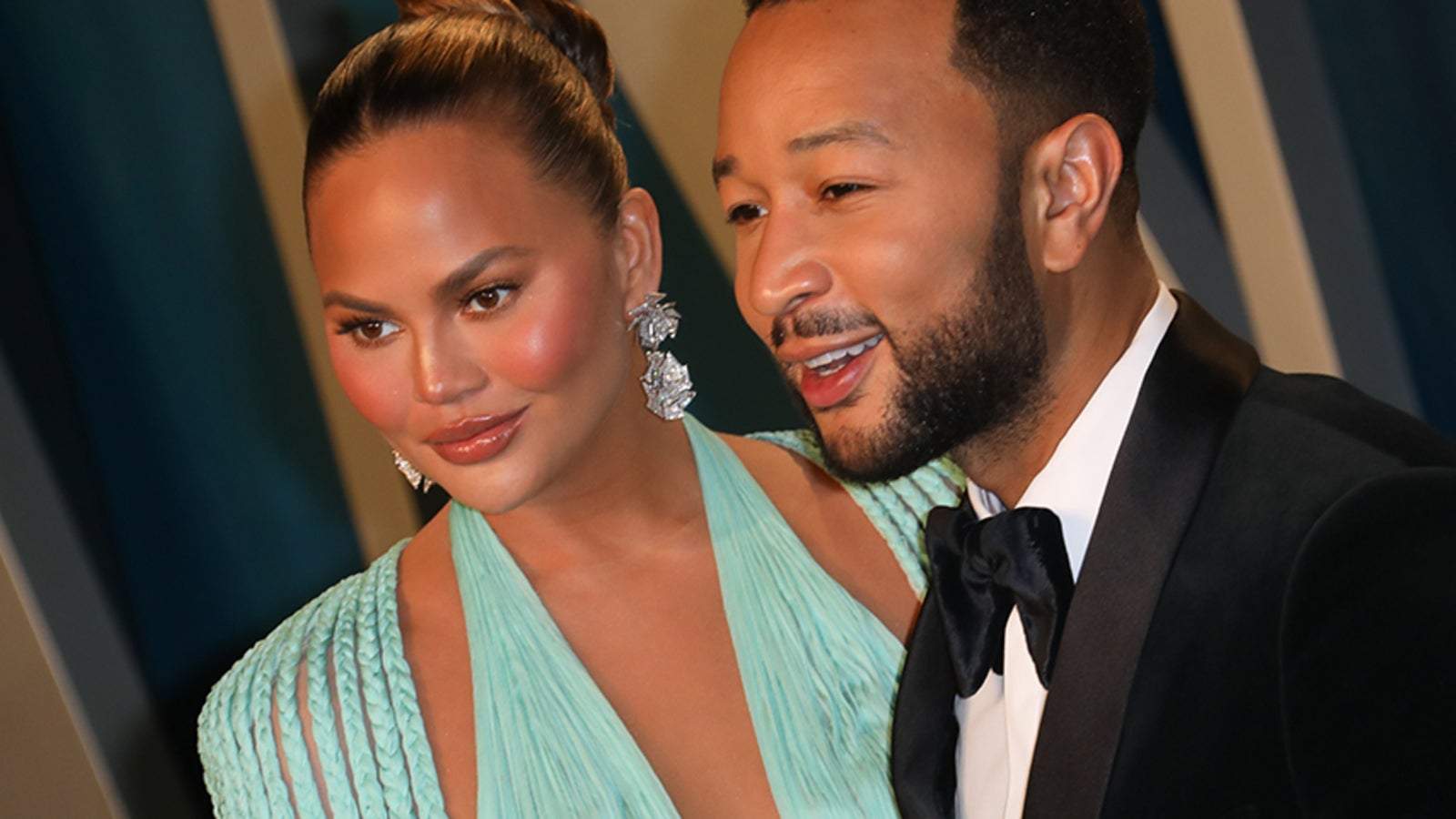 Peinlicher Moment geht viral: Chrissy Teigen weiß die Geburtstage ihrer ...