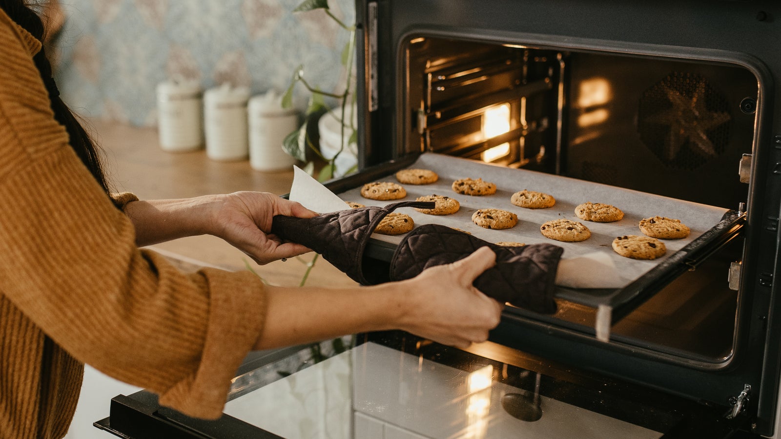 Nach Festtagsessen: Mit diesen Hausmitteln wird das Backblech wieder ...