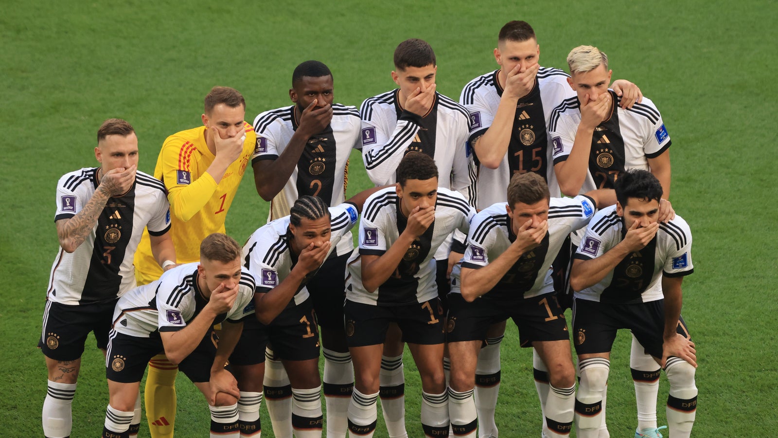 Stiller Protest: DFB-Elf bei Mannschaftsfoto mit leiser Kritik - sport24.at