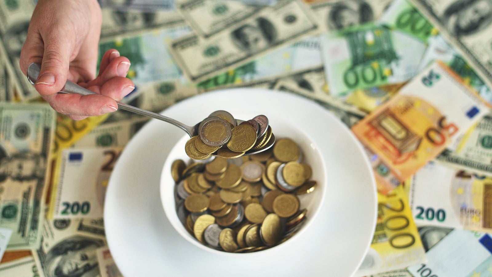 Haushalte sparten 2024 so viel wie in der Corona-Krise - Business-Live