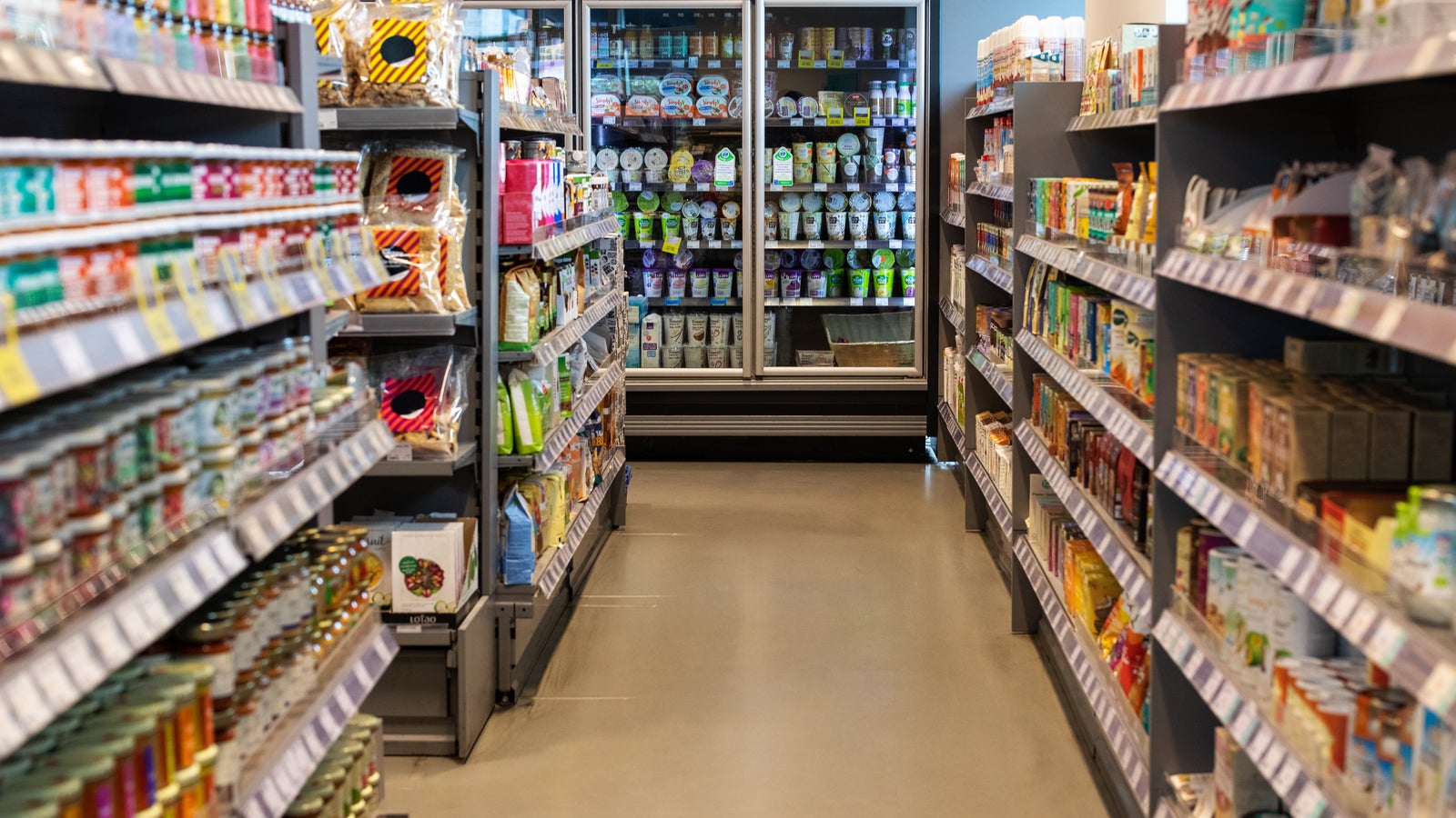 Räuber überfielen mit Eisenstangen bewaffnet Supermarkt in Wien - oe24.at