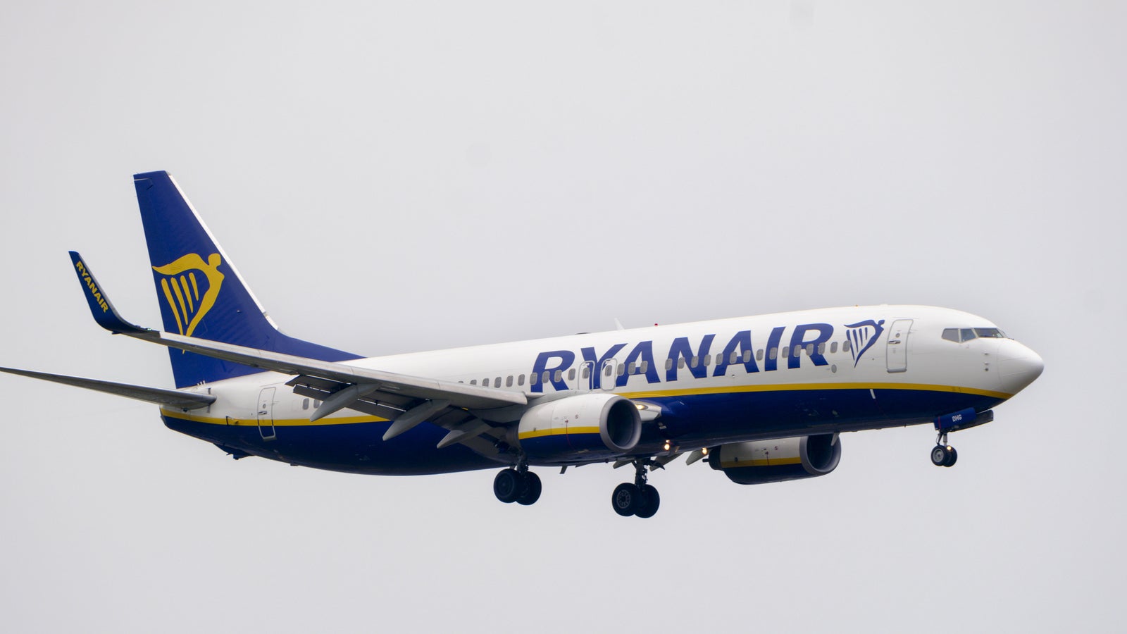 Ryanair-Flieger kracht bei Landung gegen Barriere - oe24.at