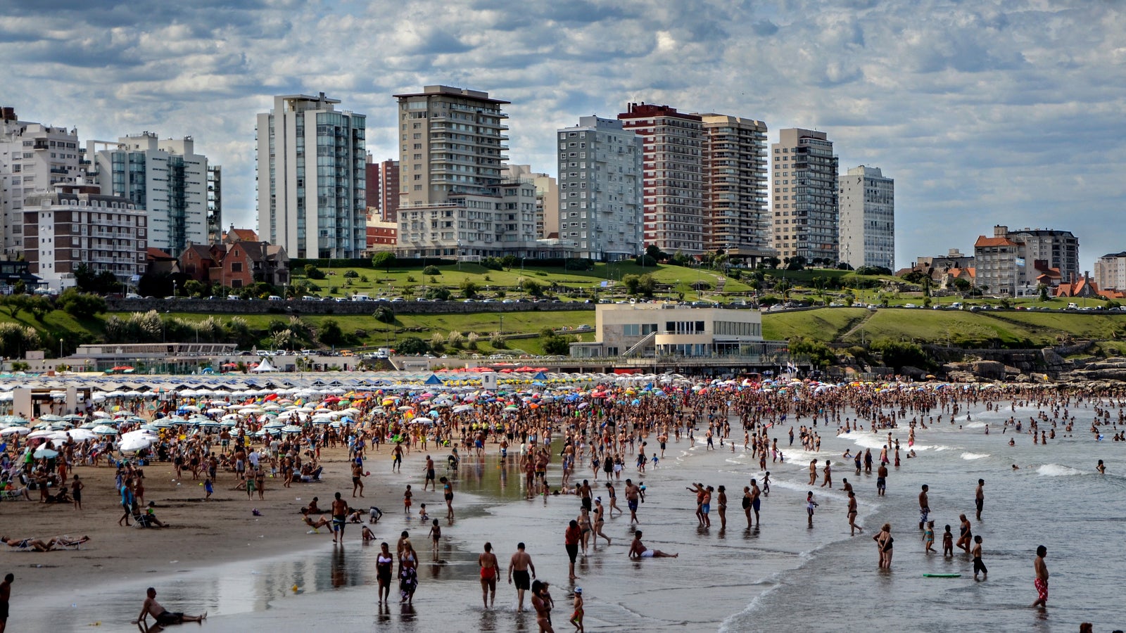Strandbesucher überrascht: Mann stirbt bei Monsterwelle - oe24.at