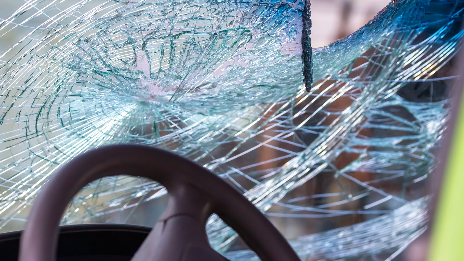 Mädchen-Duo schlug bei 13 Autos Scheiben ein - oe24.at