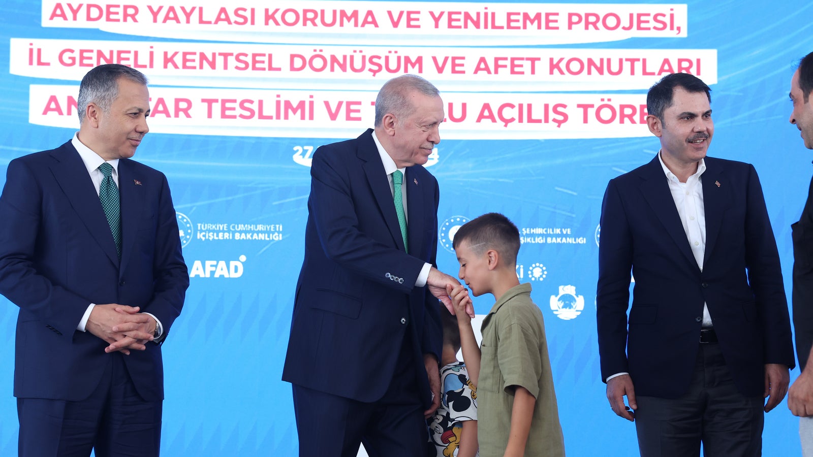 Erdogan ohrfeigte Kind auf offener Bühne - oe24.at