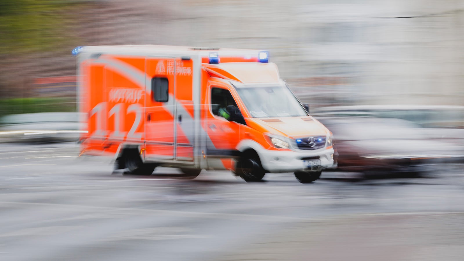 Tragödie: Auto erfasst Kinder (12) auf Schulweg - oe24.at