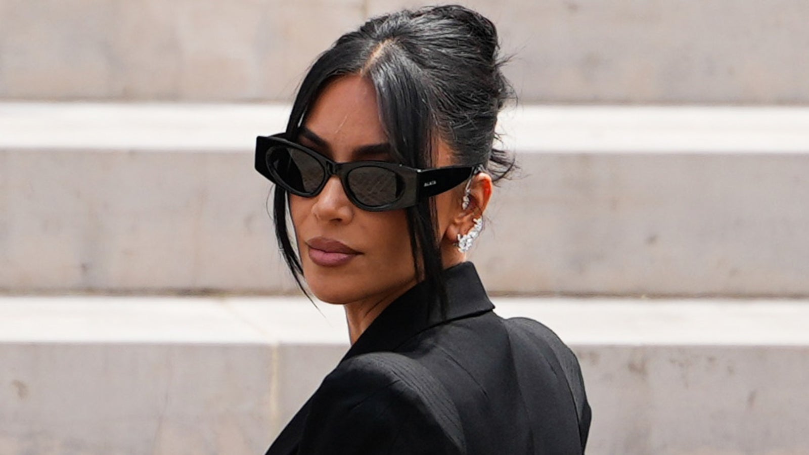 Kim Kardashian: "Endlich mein Jusstudium abgeschlossen" - stars24