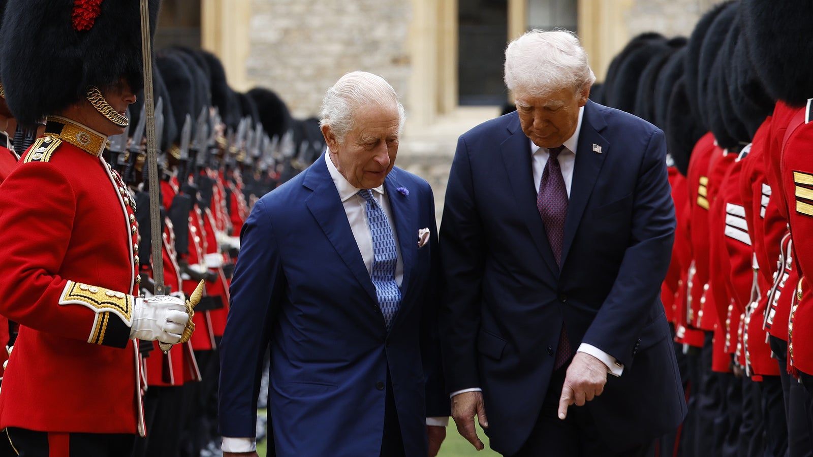 Trump bricht mehrmals (!) das Royal-Protokoll - stars24