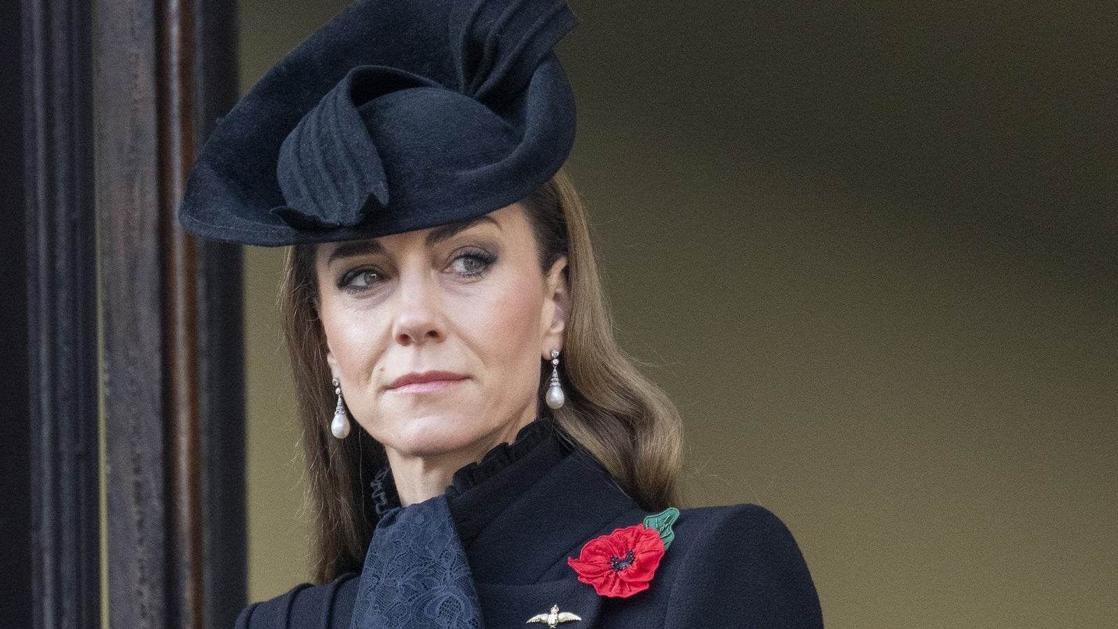 Der Grund, warum Prinzessin Kate hier eine rote Mohnblume trägt ...