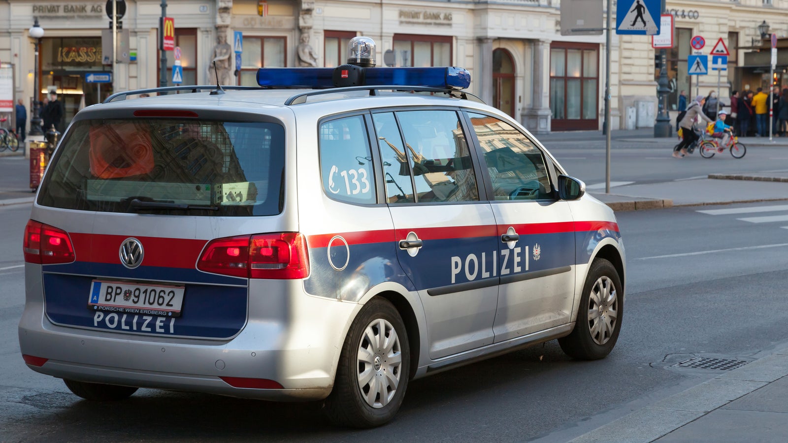 Patient türmte aus Spital und verletzte Polizisten - oe24.at