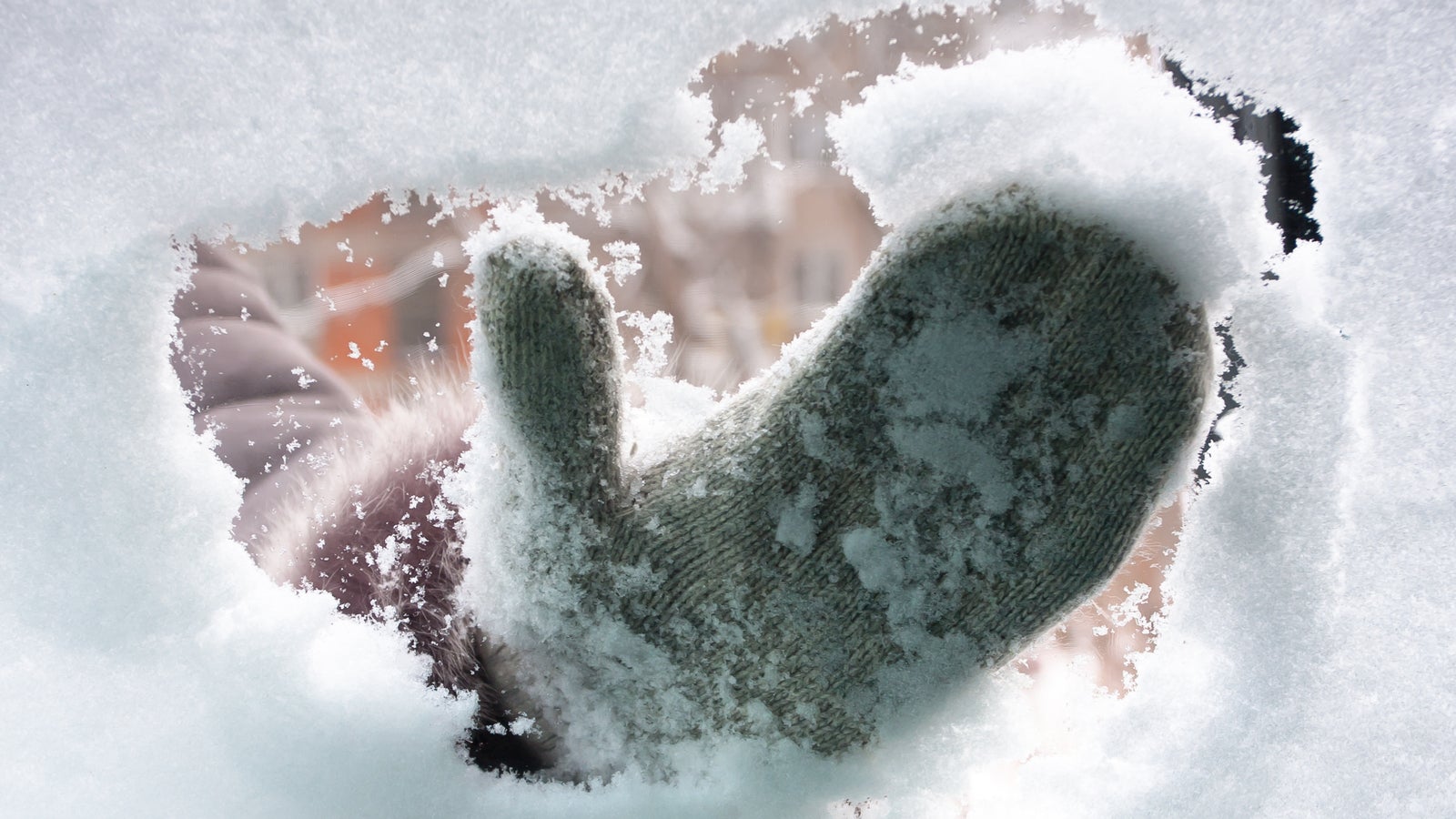 Nicht der Eiskratzer: Diesen Gegenstand sollte man im Winter im Auto ...